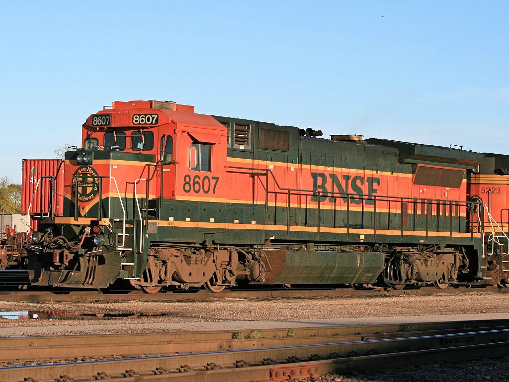 BNSF 8607